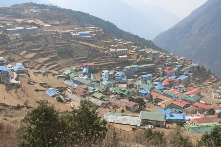 Best Time for the Everest Base Camp Trek - STINGY NOMADS